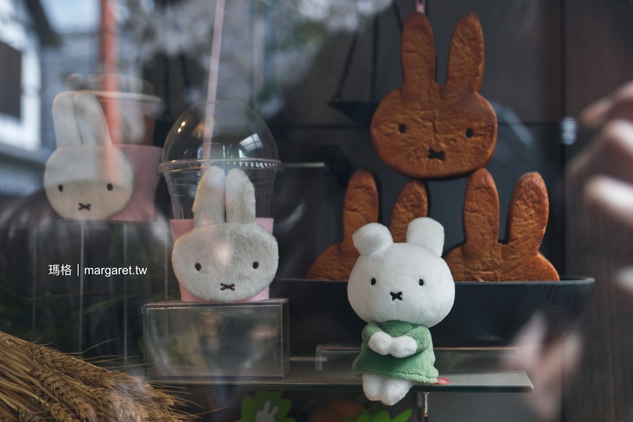 京都嵐山大街超人氣店鋪。米菲兔櫻花廚房｜Miffy Sakura Kitchen 門口浪漫的櫻吹雪 @瑪格。圖寫生活